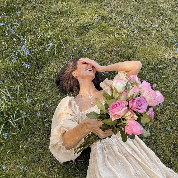 Top Photo Ideas How to Pose with Rose Bouquets – Rosaholics